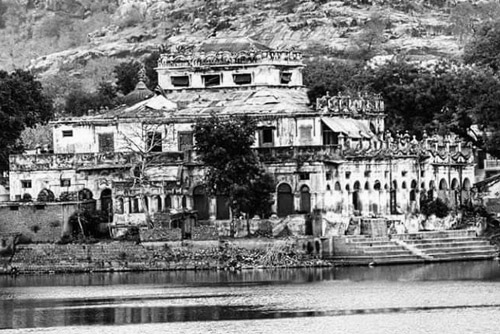 Send Sweets to Charkhari